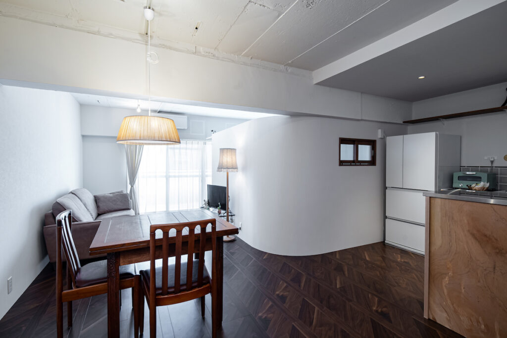 ＜66.3㎡＞玄関横に本棚を。アンティークな雰囲気が光る1LDK【大阪府豊中市】 | 施工事例 | 大阪のリノベーションならワンストップ型のクジラ株式会社｜不動産・設計デザイン・施工 ...